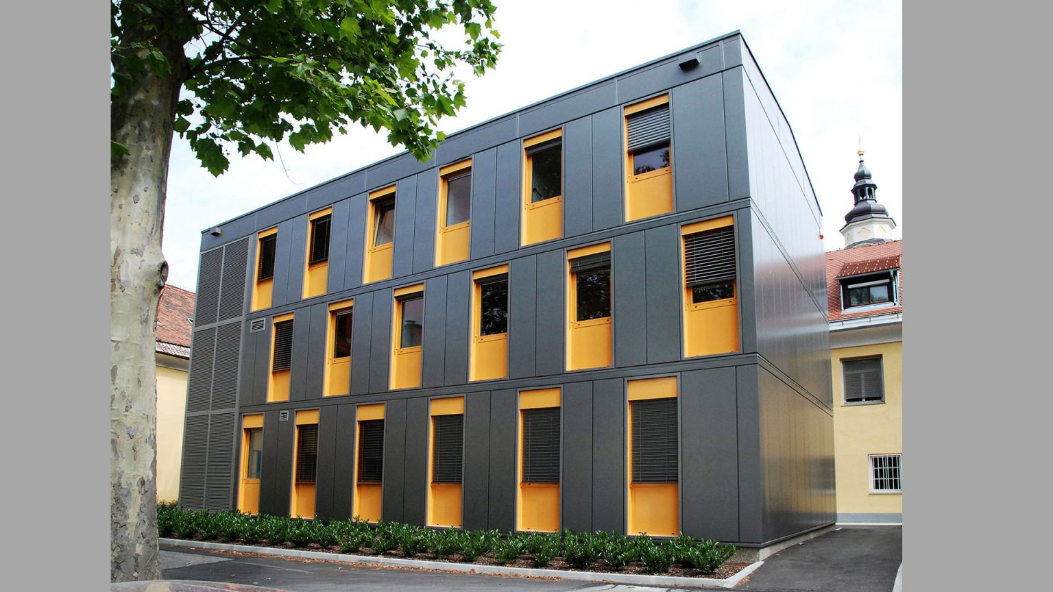 UNIVERSITY CONTAINER BUILDING - Elan Arch